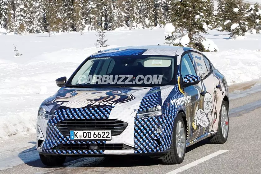 2019 Ford Focus Sedan komiks uslubidagi kamuflyaj bilan josuslik qildi 29098_2