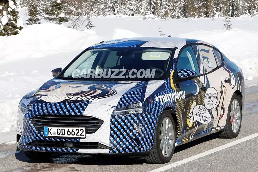 Ford Focus Sedan z roku 2019 prešpikoval kamuflážou v štýle komiksu 29098_3