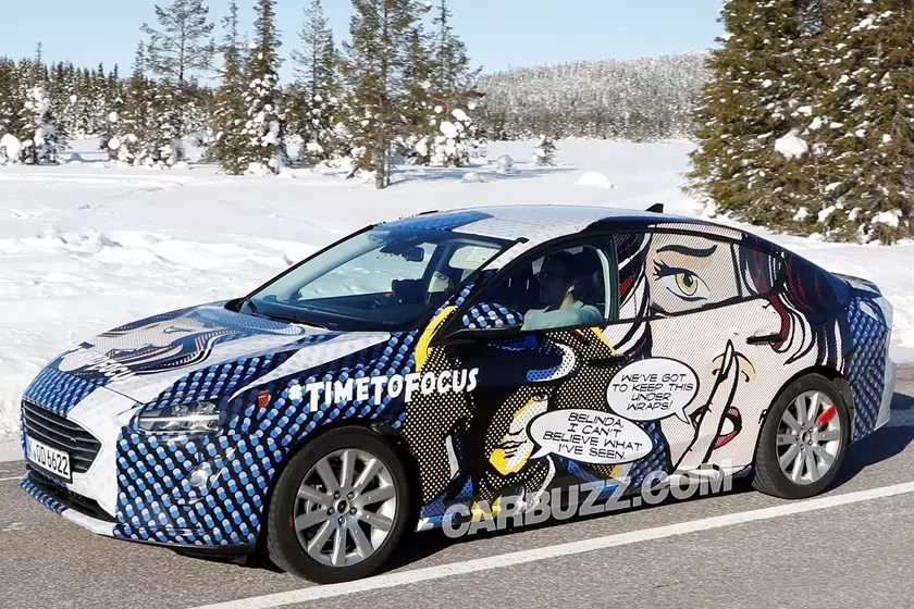 2019 Ford Idojukọ Sedan ṣe amí Pẹlu Apanilẹrin Book-Style Camouflage 29098_5