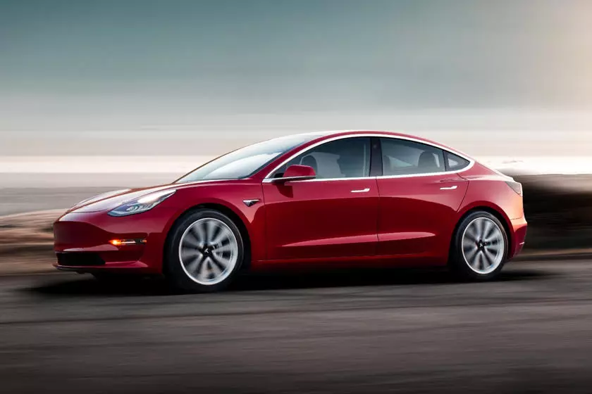 2017-2021 Tesla Model 3 alboko ikuspegia gidatzea