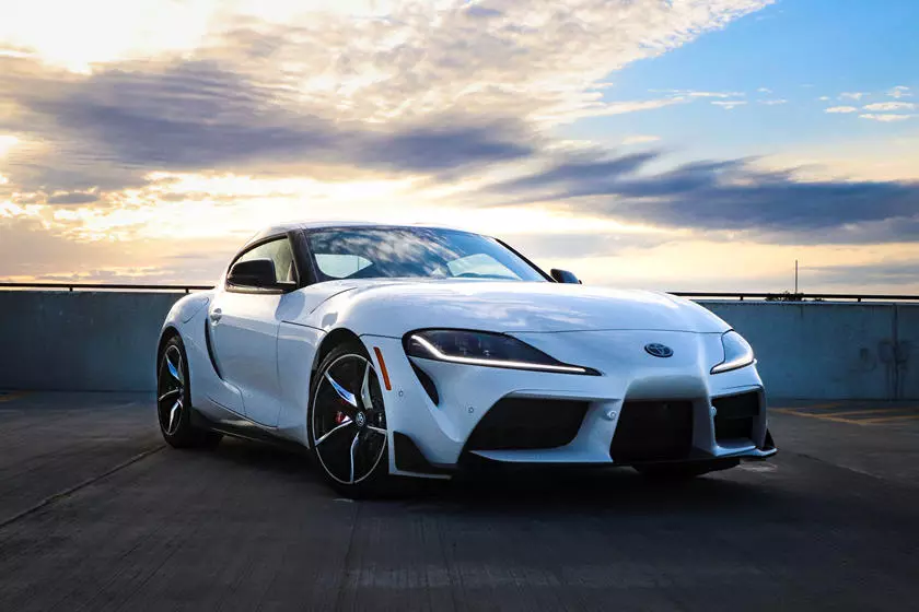 Vue d'angle avant de la Toyota Supra 2021