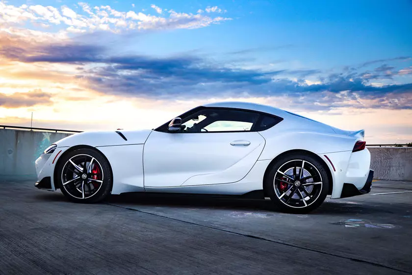 ទិដ្ឋភាពចំហៀង Toyota Supra ឆ្នាំ 2021