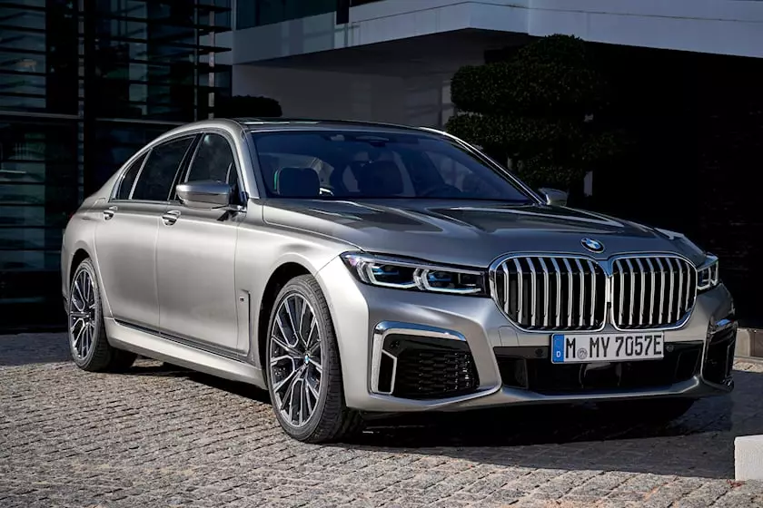 2020-2022 BMW 7-sarjan hybridikulmanäkymä edestä