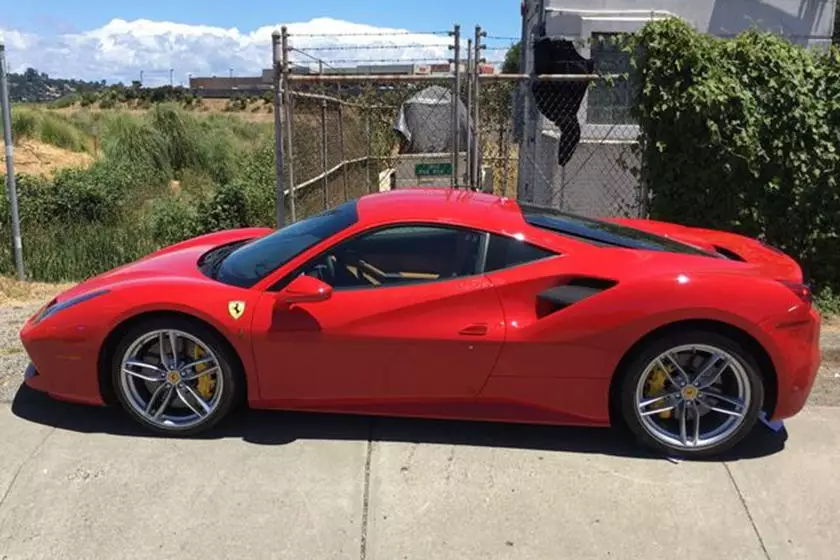 Kẻ trộm Ferrari rồi bị bắt vì không có tiền xăng