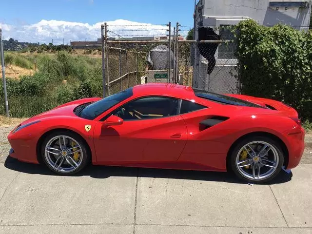 Un noi roba Ferrari i després l'agafen perquè no té diners de gasolina 2927_1