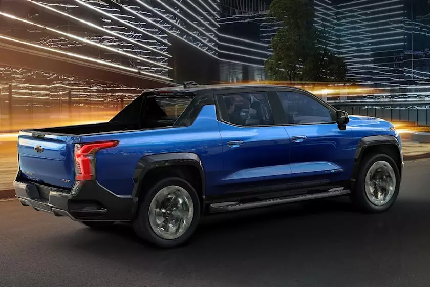 2024 Chevrolet Silverado 1500 EV Πίσω γωνιακή όψη