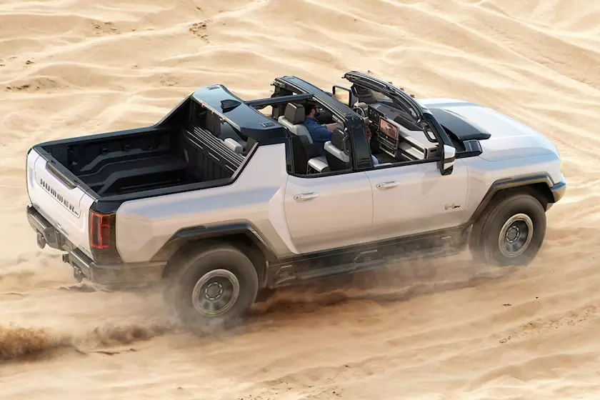 2022 GMC Hummer Rijden Achteraanzicht