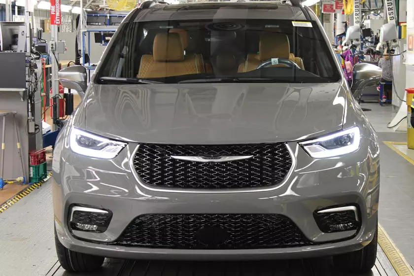 Chrysler's Most Luxurious Minivan Enter Production 29391_1