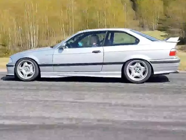 新旧对比：调整后的 E36 宝马 M3 比赛 调整后的日产 GT-R 具有相同的马力 2941_1