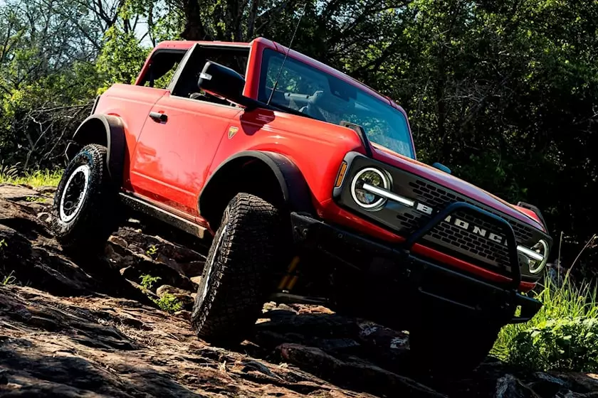 Vista frontal de Ford Bronco 2021-2022