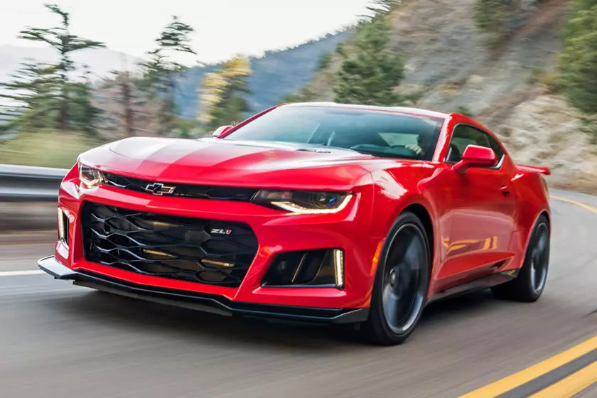 2017-2022 Chevrolet Camaro ZL1 kupee eestvaatega sõitmine