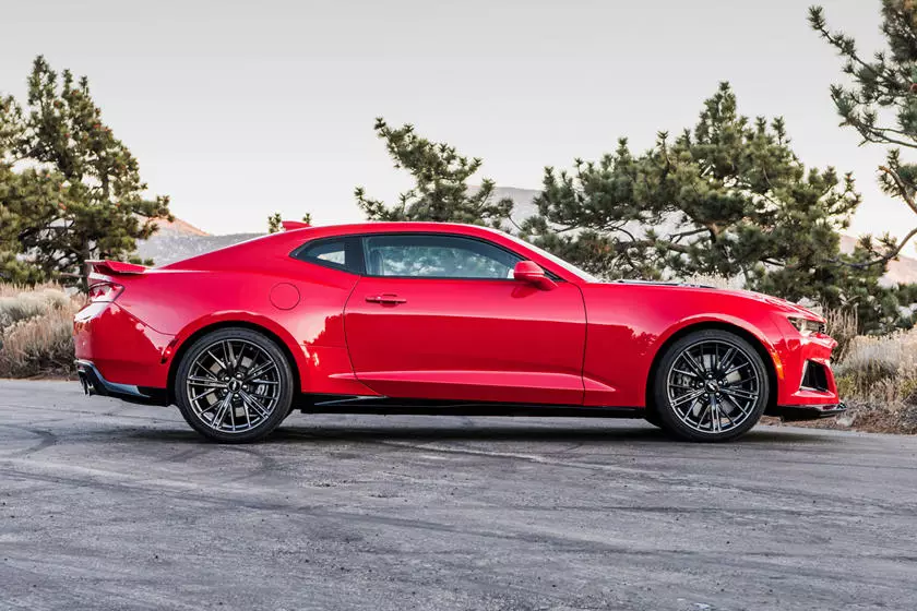 Vista lateral del cupé Chevrolet Camaro ZL1 2017-2022