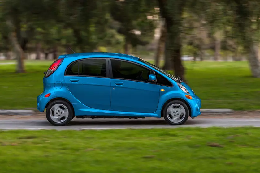 2012-2017 Mitsubishi i-MiEV Side View Driving