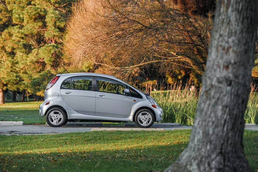 Bočný pohľad na Mitsubishi i-MiEV 2012-2017