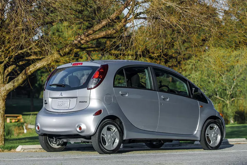 2012-2017 Mitsubishi i-MiEV zadný uhol pohľadu