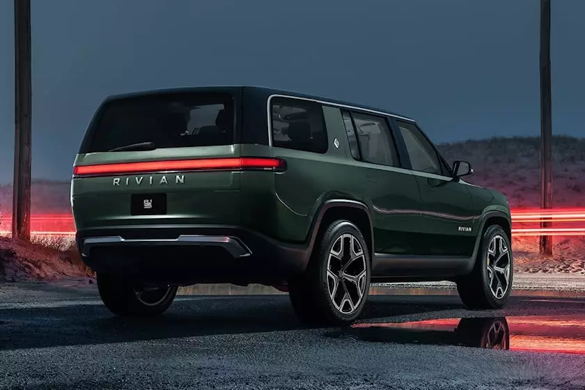 2022 Rivian R1S SUV pohled zezadu