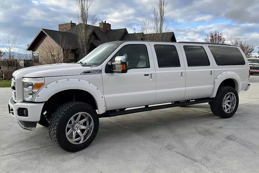 这款福特 F-250 Super Duty 可容纳 11 人并准备好参加派对 29585_1