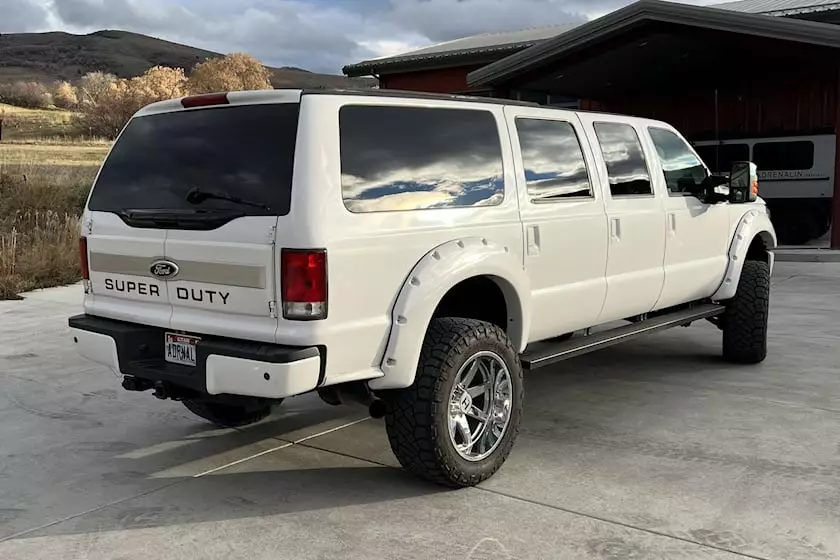 Este Ford F-250 Super Duty tem espaço para 11 e está pronto para a festa 29585_2