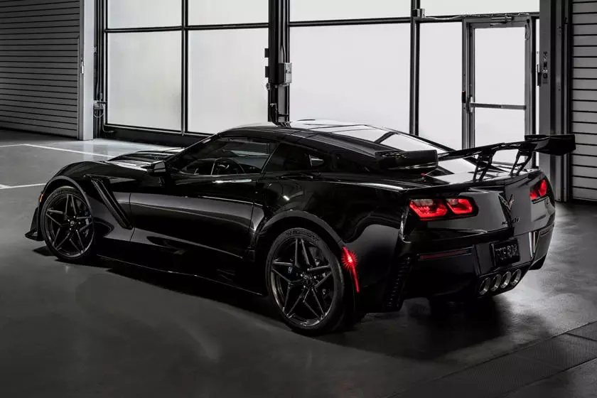 2019 Chevrolet Corvette ZR1 Coupe มุมมองด้านหลัง