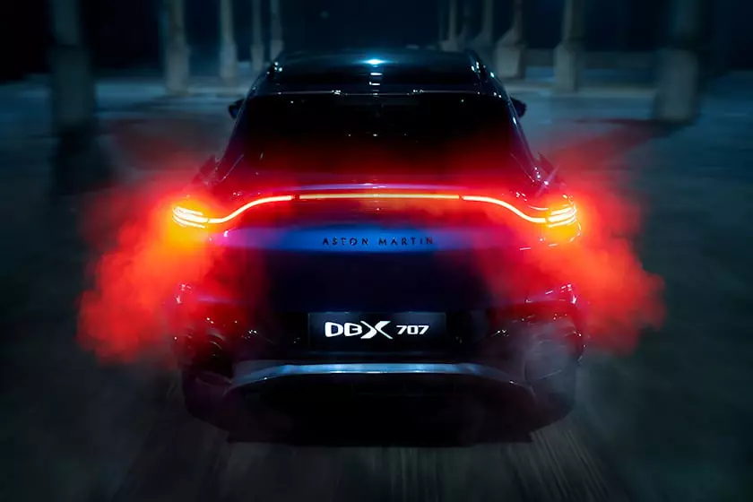 Задни светла на Aston Martin DBX707 од 2022 година