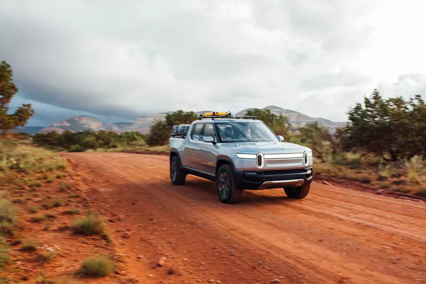 2022 Rivian R1T Vrachtwagen Vooraanzicht Rijden