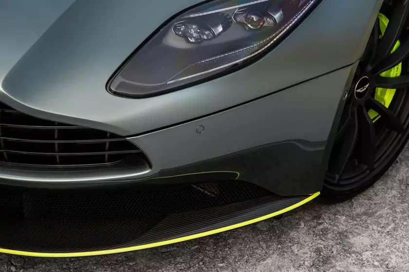 Saltu Sur La Aston Martin DB11 AMR Por Altrapida Aŭtovoja Kuro 29823_4