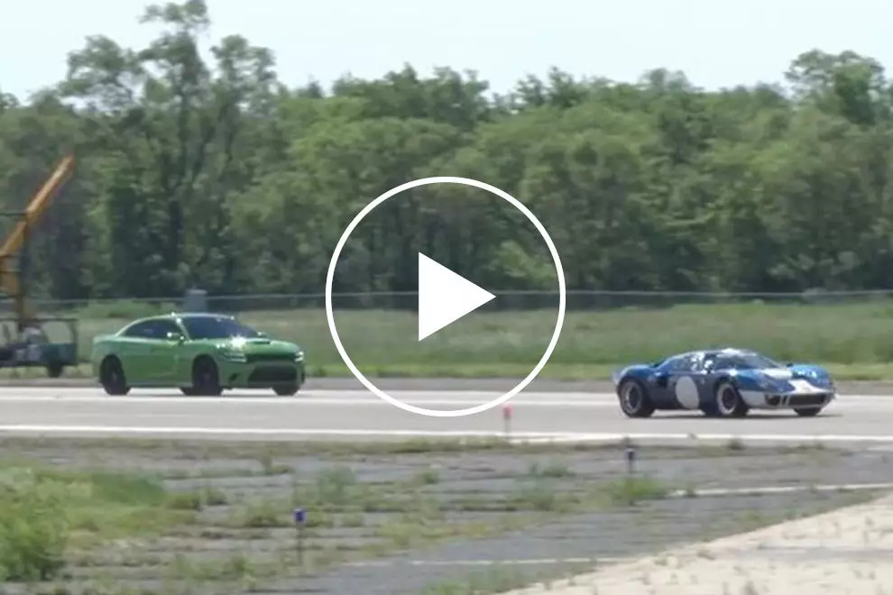 Dodge Charger Hellcat нь эртний Ford GT40-ийн эсрэг ямар ч боломж байхгүй.