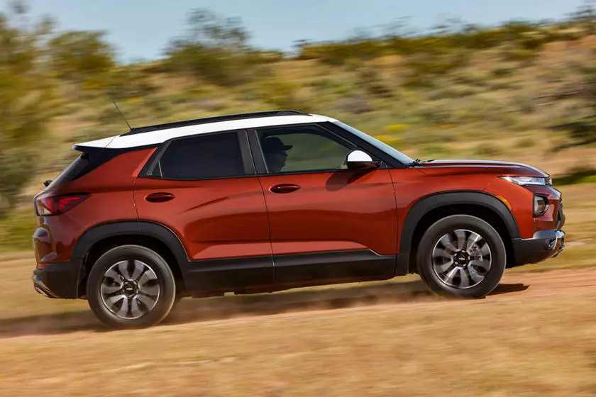 2021 Chevrolet TrailBlazer Side Perspective Driving