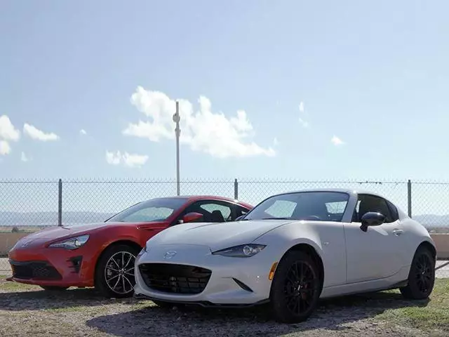 Toyota 86 болон Mazda MX-5 RF-ийн хувьцаа Dodge цэнэглэгч Hellcat зам дээр байна 2990_1