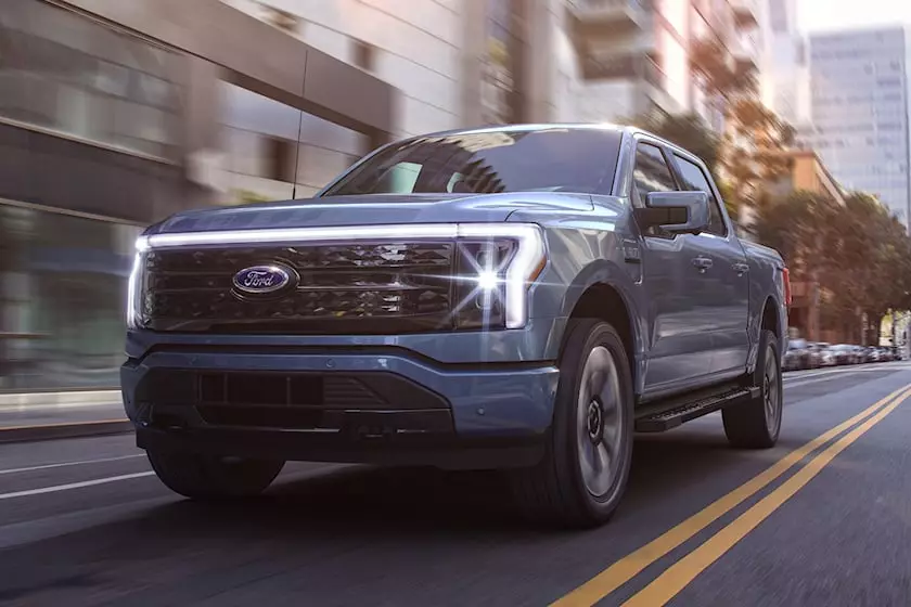 2022 Ford F-150 Lightning Driving алдыңғы бұрышы