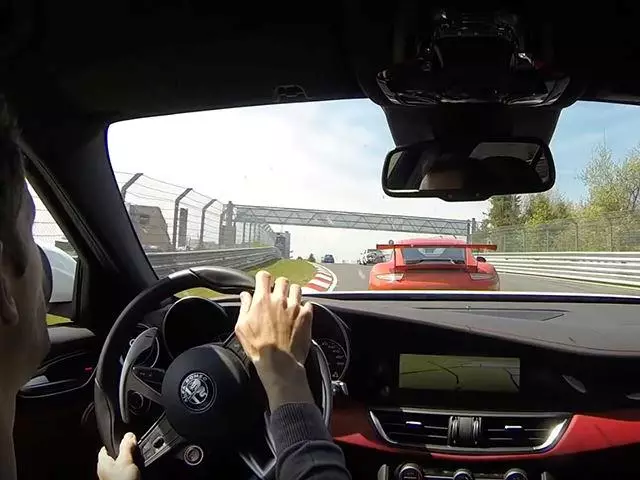 Horfðu á Alfa Romeo Giulia QV spólu í 911 GT3 RS á Nurburgring 2997_1