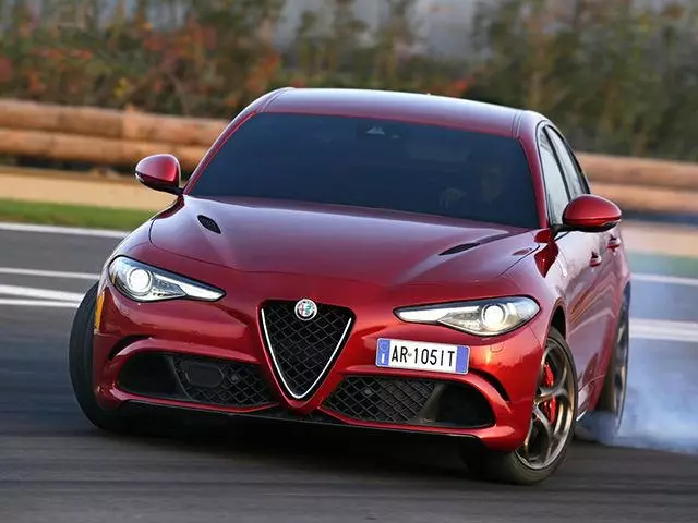 Нюрбургрингте 911 GT3 RS-тегі Alfa Romeo Giulia QV роликін қараңыз. 2997_2