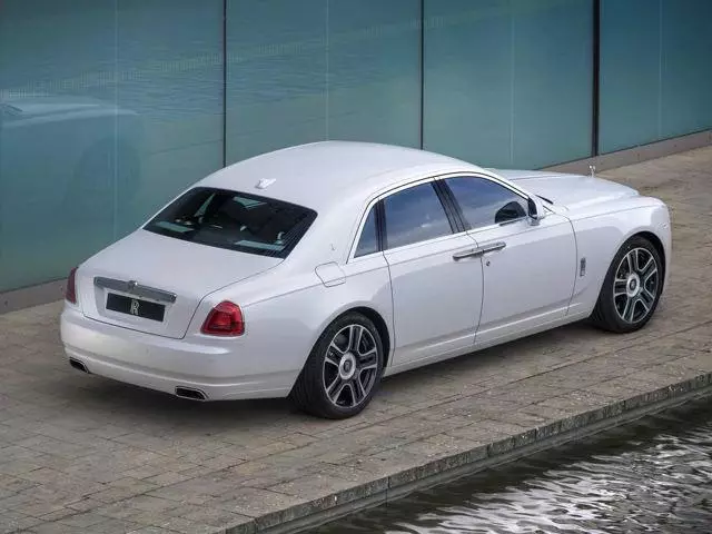 Аднаразовы Rolls-Royce Ghost And Wraith, створаны для Паўднёвай Карэі 3003_2