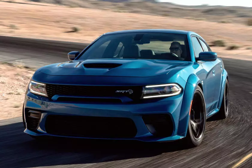 2020 ڈاج چارجر SRT Hellcat فرنٹ ویو ڈرائیونگ