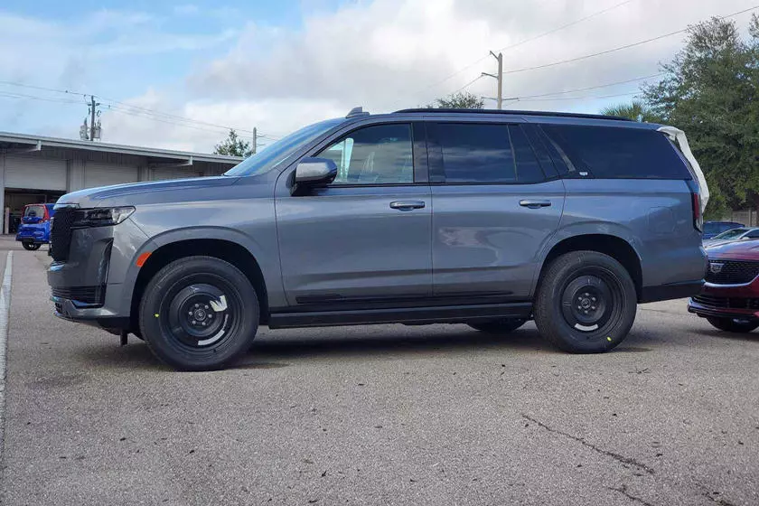 2021 Cadillac Escalade på stålfälgar är inte en snygg look 30060_1