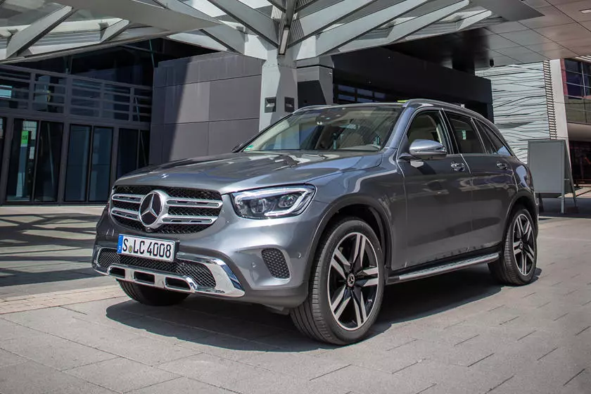 Mercedes-Benz GLC-Class Front Angle View ປີ 2020