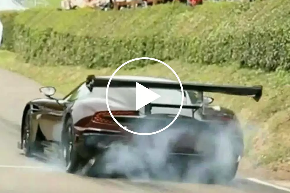 უყურეთ 2,3 მილიონი დოლარის ღირებულების Aston Martin Vulcan-ის უკანა საბურავებს გასართობად