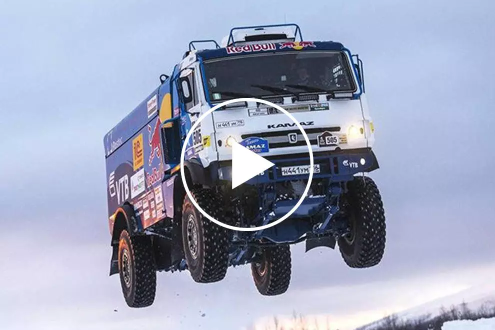 Kuckt dëse verréckten 1,000-HP russesche Racing Camion Get Some Serious Air