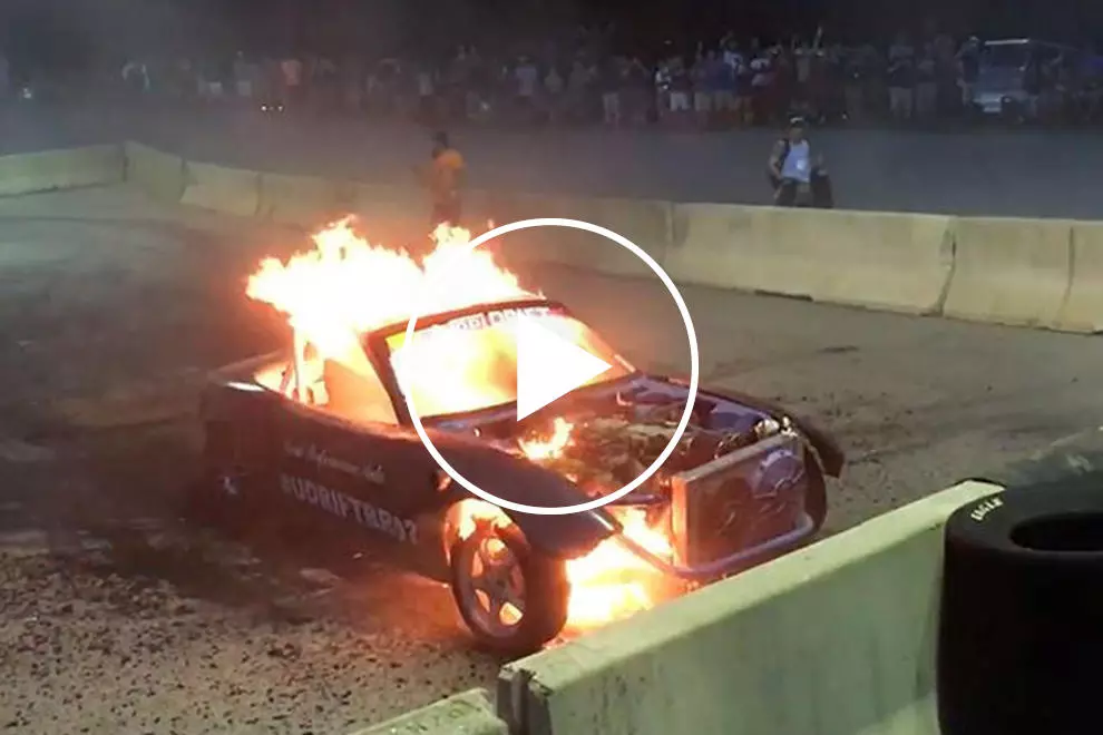 Mazda MX-5 Botches Burnout a sprengt sech a Stécker