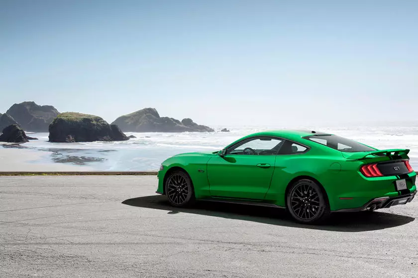 Vista de ángulo trasero del Ford Mustang Coupé 2018-2021