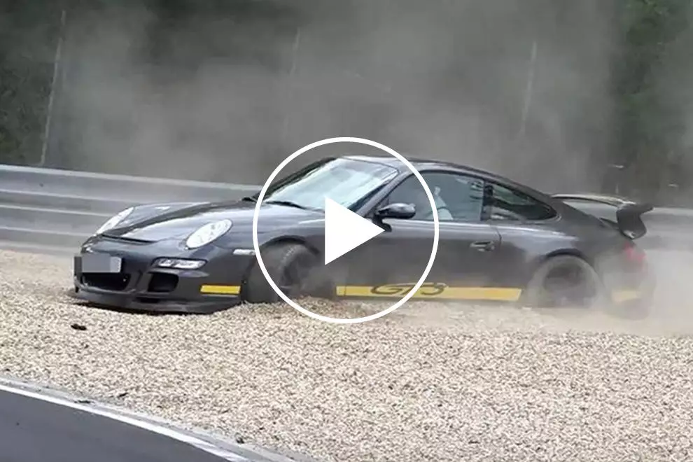 Porsche GT3 Nurburgring پر کنٹرول کھو دیتا ہے، راکی آرام کی جگہ پر گھومتا ہے۔