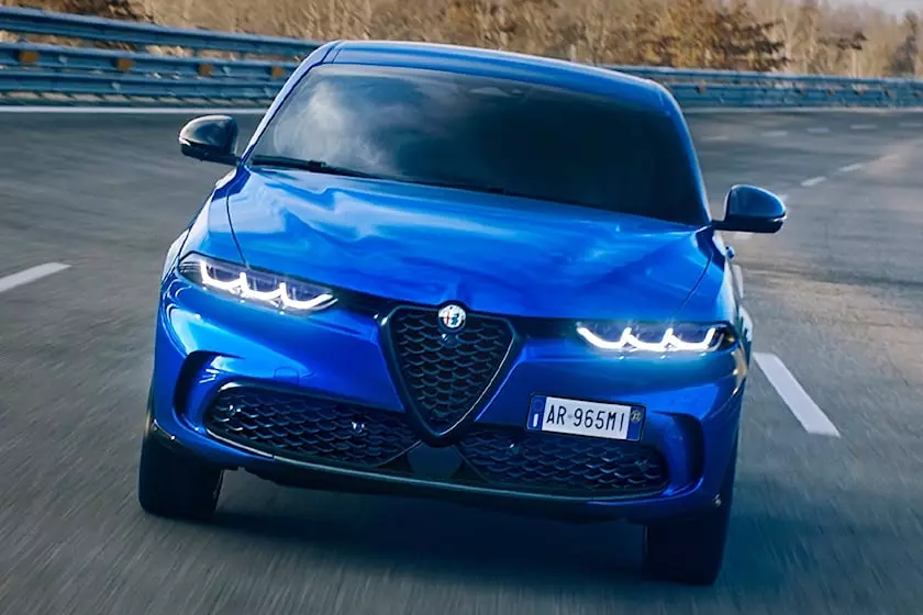 2023 Alfa Romeo Tonale elölnézeti vezetés