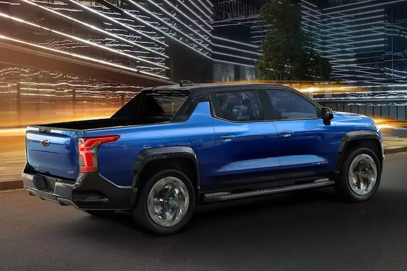 2024 Chevrolet Silverado 1500 EV ਰੀਅਰ ਐਂਗਲ ਵਿਊ