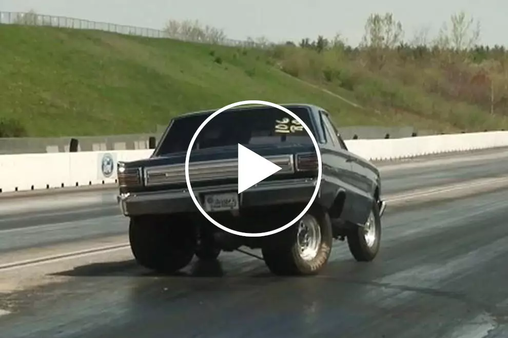 Ultra Powerful Plymouth Belvedere قاتتىق قوزغىلىش جەريانىدا ئارقا ئۇچىنى يوقىتىدۇ