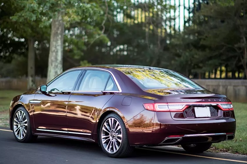 2017-2020 Lincoln Continental atzeko angeluaren ikuspegia