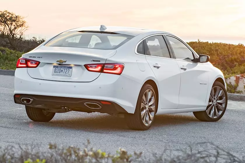 Góc nhìn từ phía sau Chevrolet Malibu 2016-2018