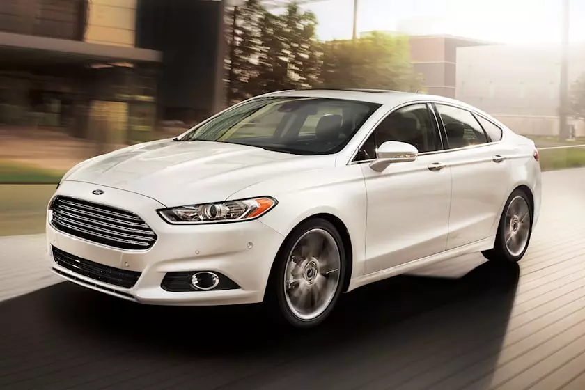 2013-2016 Ford Fusion Sedan në anën e përparme në lëvizje