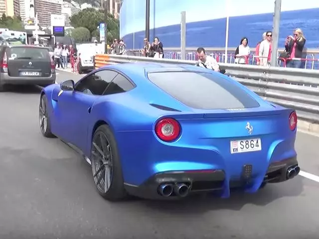 Blue Ferrari F12 Pamoja na Armytrix Exhaust Yatishia Monaco Pamoja na Wachungaji Wakatili 3065_1