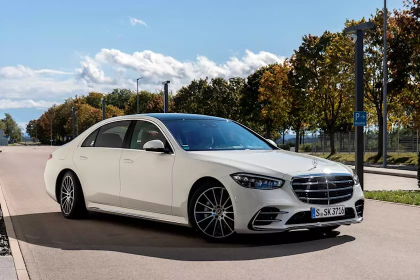 2021.–2022. gada Mercedes-Benz S klases sedana skats no priekšējā leņķa