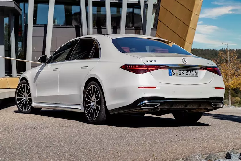 Vista de ángulo traseiro de Mercedes-Benz Clase S Sedan 2021-2022